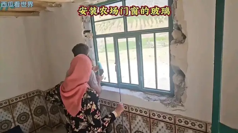 摄影师索拉雅一家正在安装农场门窗的玻璃