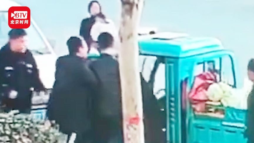 城管当街三次殴打女商贩 都拦不住 官方:打人者已免职移交派出所