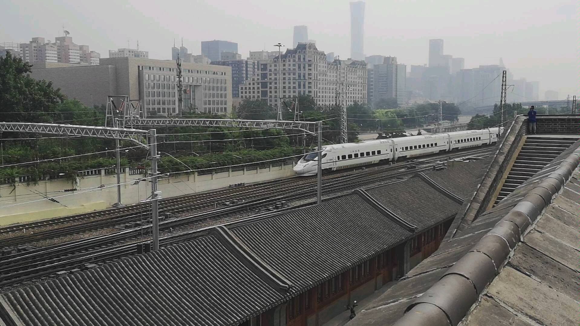 CRH5A型动车组(重联)进入北京站