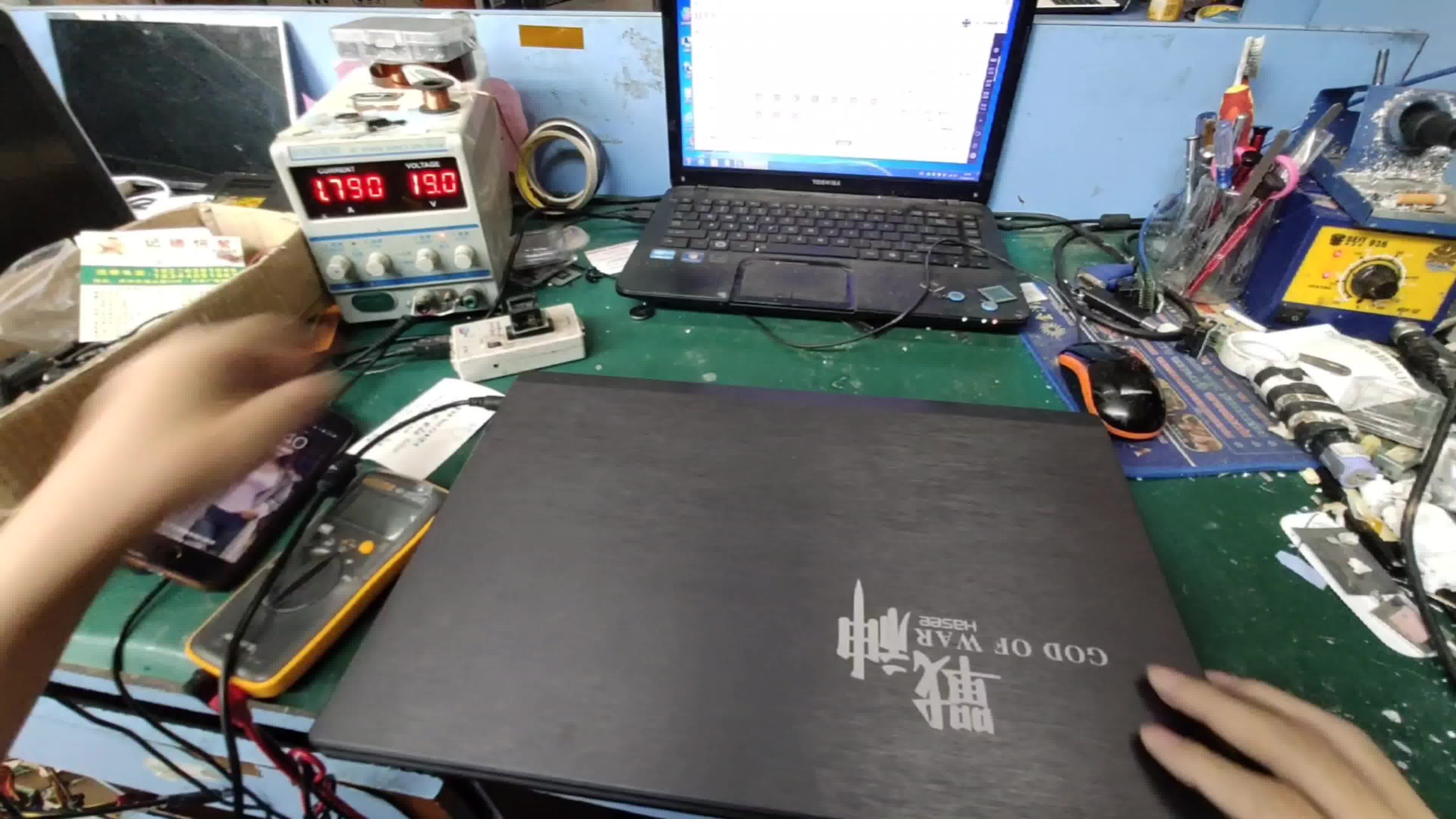 战神k650d拔了电池自动上电,笔记本维修厮的粉丝找上我了