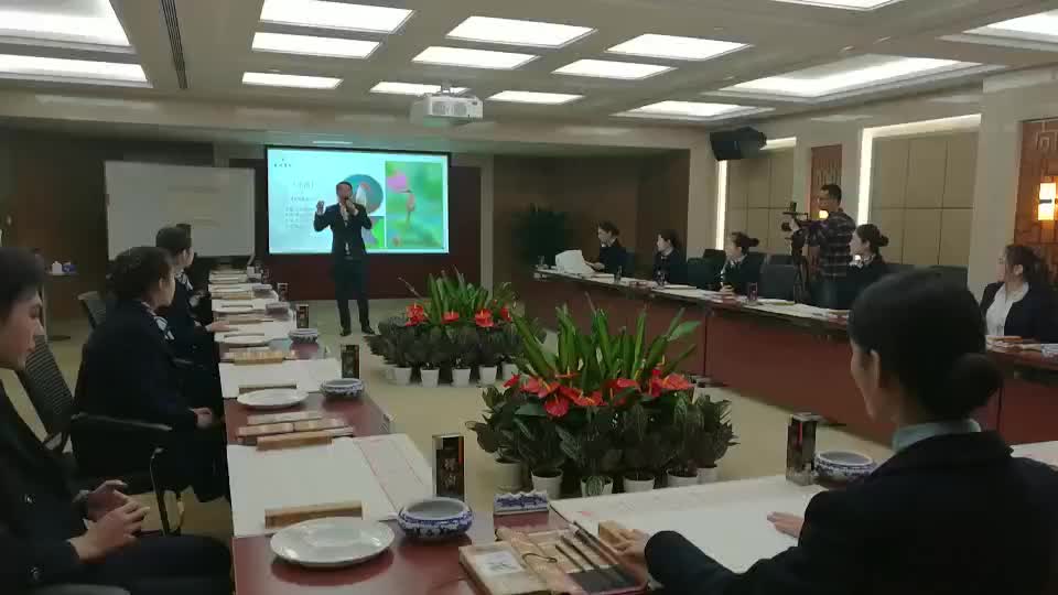 艺术家宋斌传承中国国画,讲述笔墨纸砚与诗书画印的经典。