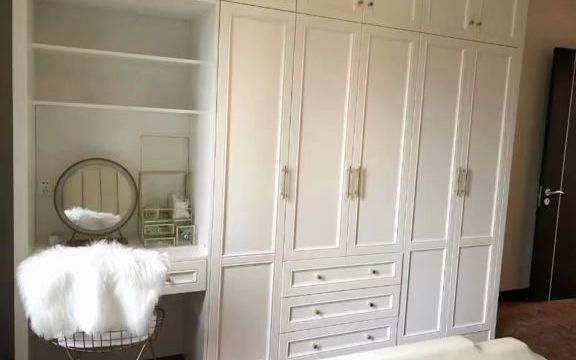 小卧室可以这样设计,衣柜梳妆台一体,空间利用率高又有颜值,省去了...