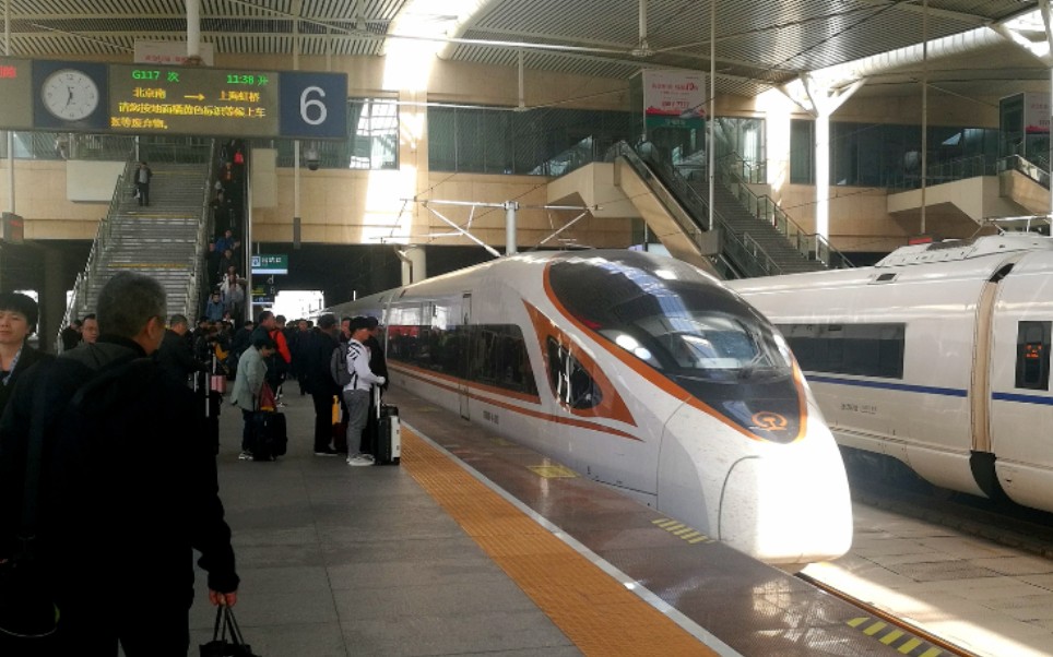 G117次列车高速跨越长江