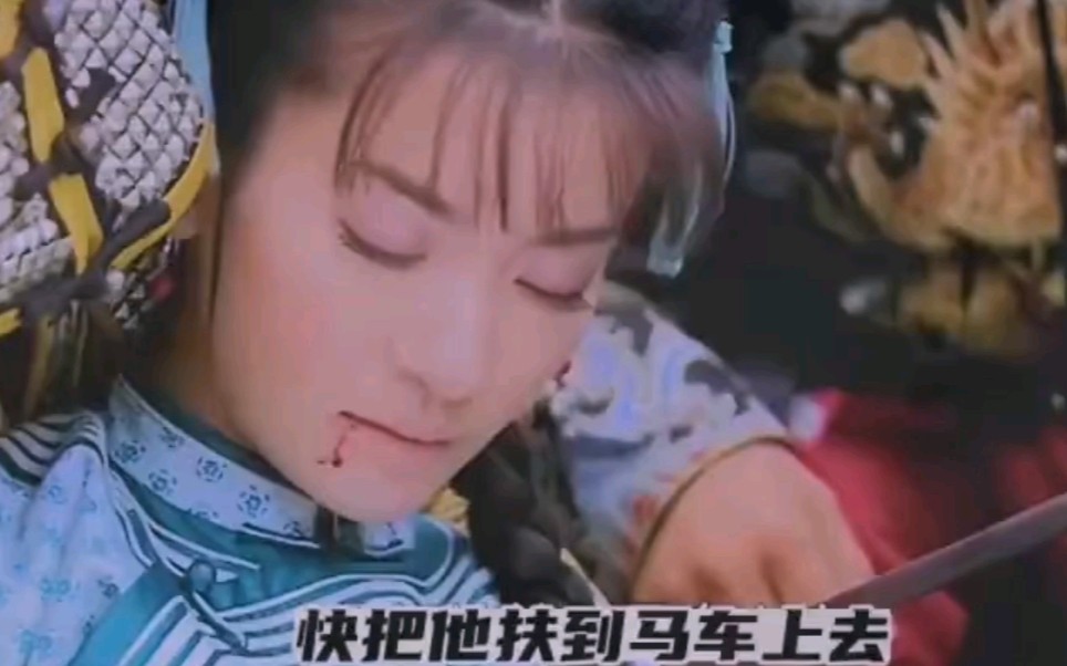 皇上看到小燕子手里拿的字画,马上就带小燕子回宫了。