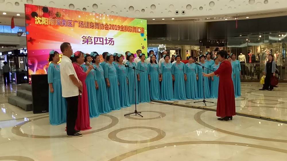 中老年合唱团《大合唱》集体献声,领唱一开口,小伙伴都惊呆了