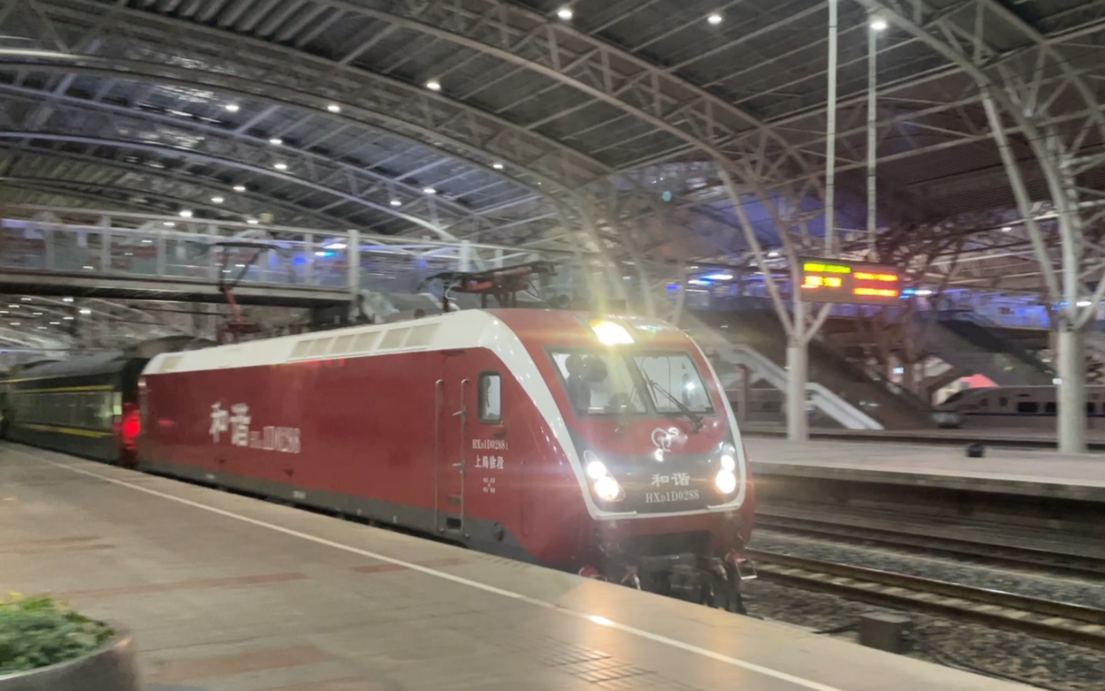 上局徐段HXD1D0288牵引连云港东-杭州的K8351次快速列车进入南京...