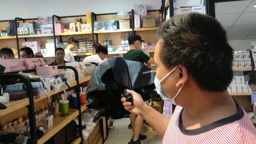 浙江义乌:全网最火的全自动收缩雨伞,看看胖子这波操作。没谁了