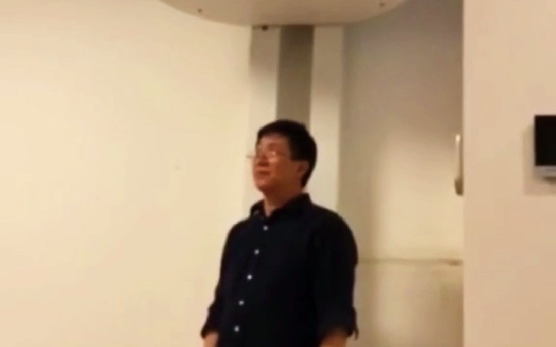 最小的家用别墅电梯,十分的安全,也不会压到头,不用担心家里小孩到处...