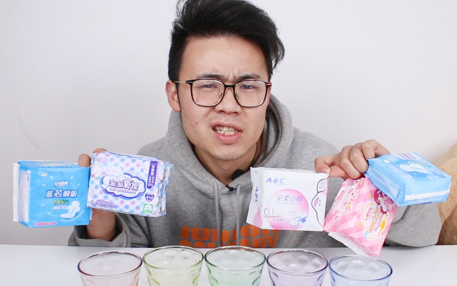 男子偷拿女友姨妈巾做实验,最后竟发现姨妈巾的秘密