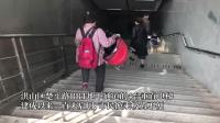 【垂直电梯不启用,市民提着行李下步梯气喘吁吁】洪山区楚平路BRT...