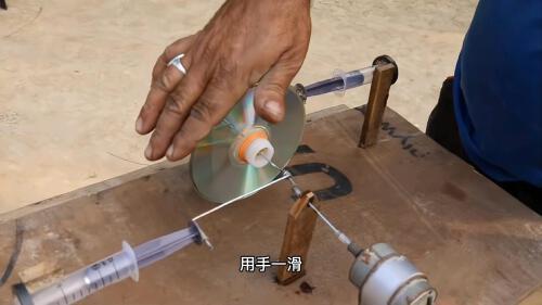 用手一滑,它将一直转动,20成本自制"无动力发电装置",直接牛!