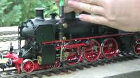 牛人制作的蒸汽机车模型,跟真车一样可以正常运行