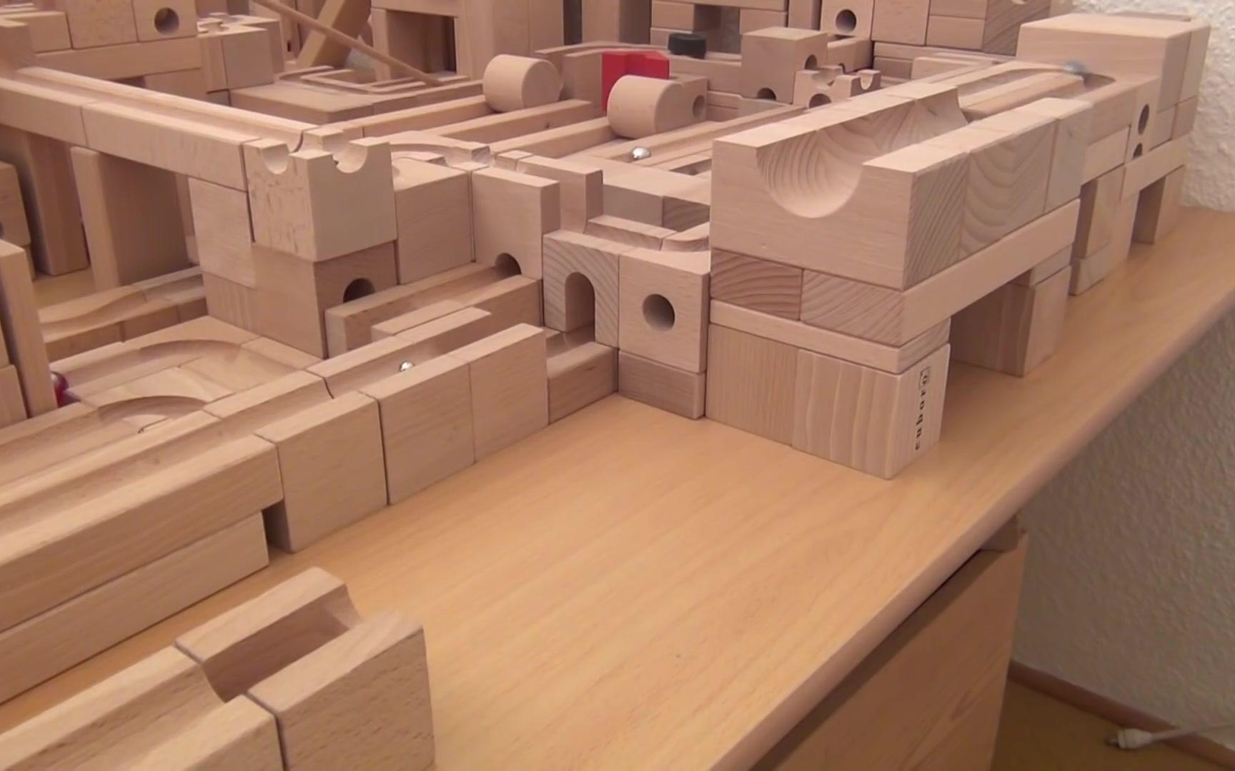 高手制作的积木轨道滚珠