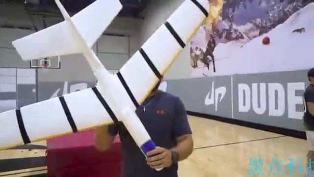 飞机花式投篮,完美的抛物线