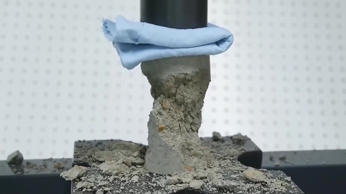 混凝土的隐秘缺陷是什么?为何必须加入钢筋来增强它的强度?