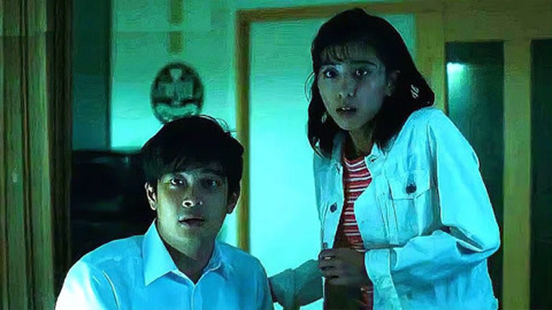 速看“咒怨”电视剧版1:小情侣在家时,里屋的灯却自己亮了!