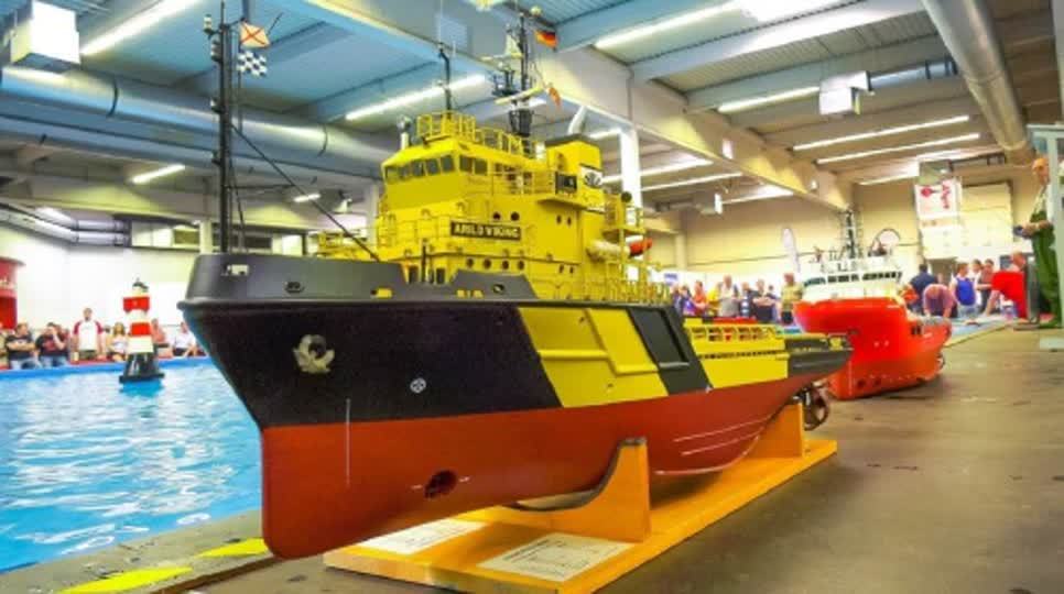 大型货船游艇渔船模型玩具在水面航行