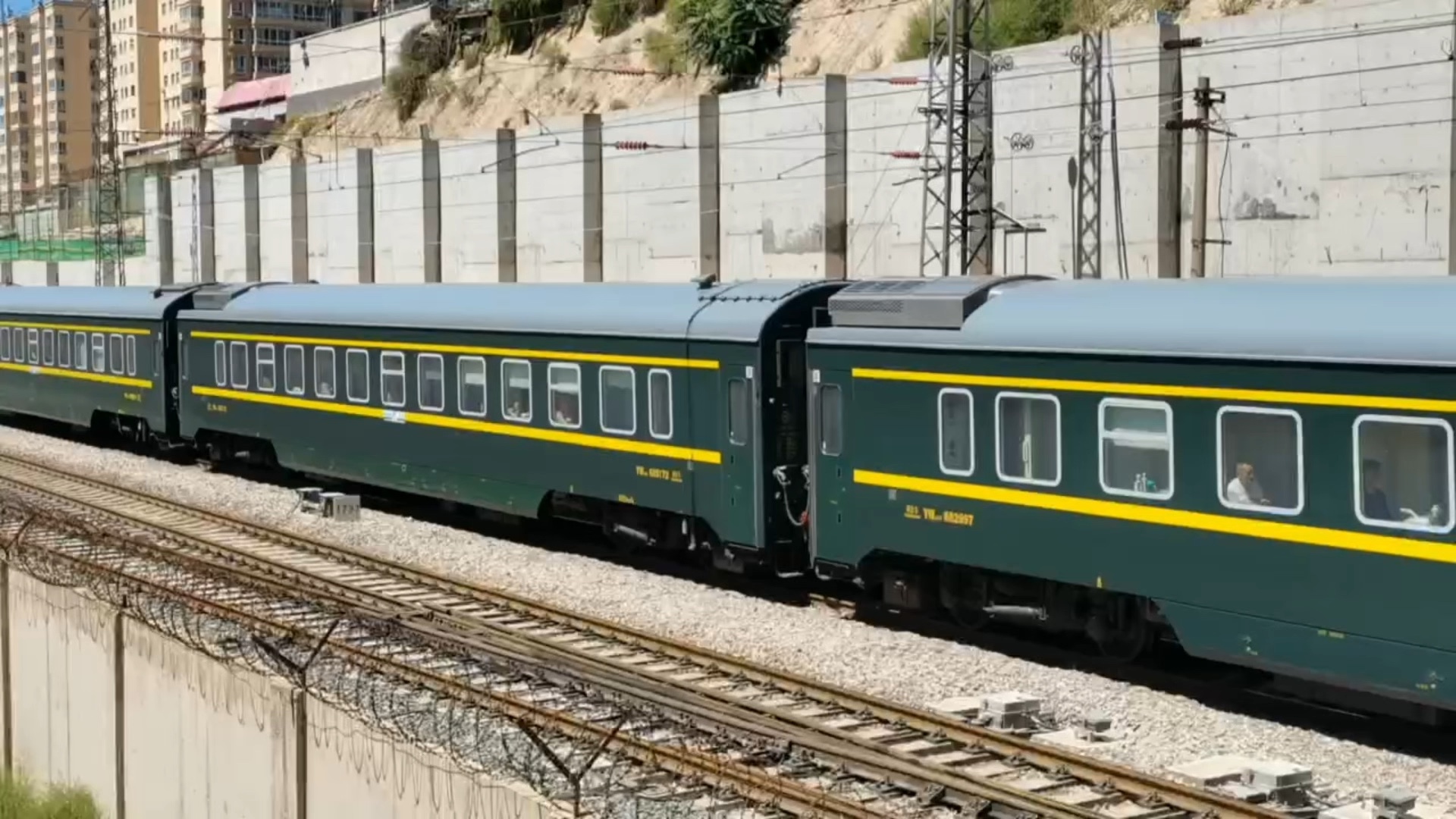 为保障兰新客专普速列车达速运行,兰州局采用双机模式。该路段坡大,...