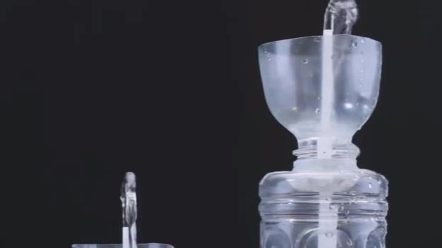 自制不用电的喷泉,你看出是什么原理吗