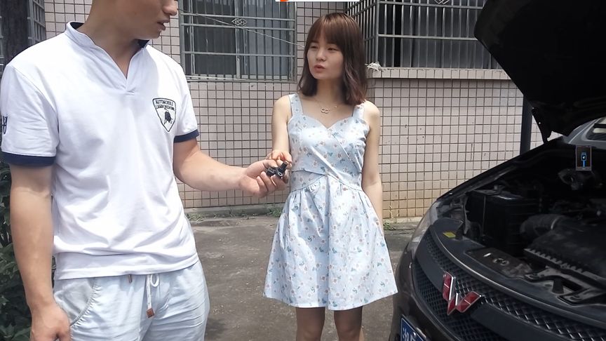 发动机上的这个传感器坏了导致汽车抛锚,关键时刻妹子前来帮忙