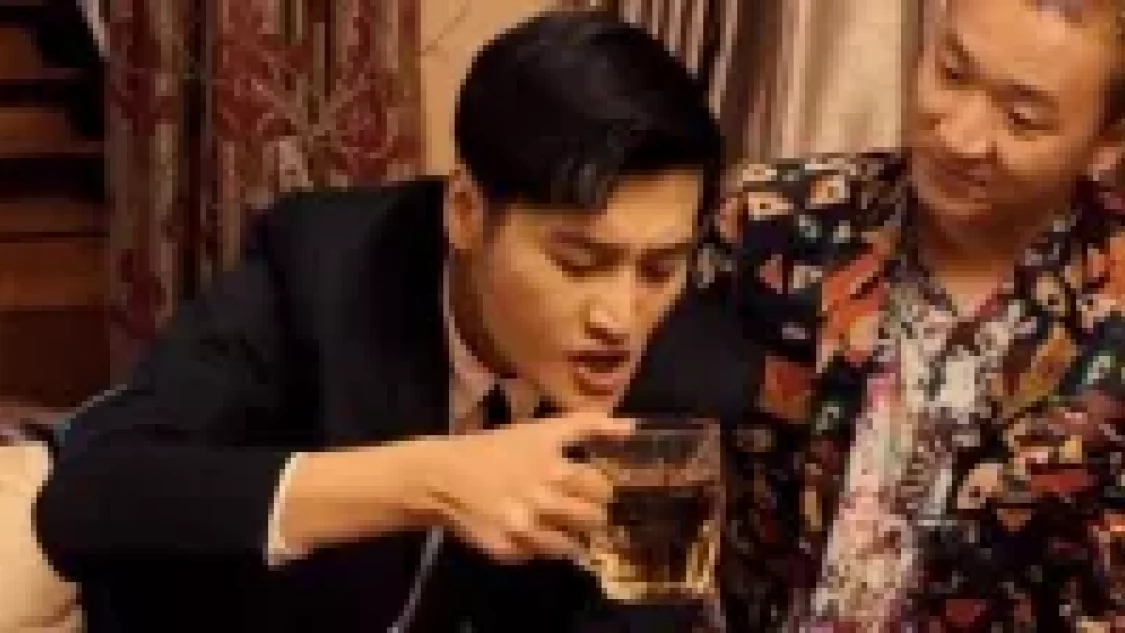 重口味!小伙在杯子里尿尿,结果却被帅哥当啤酒喝了