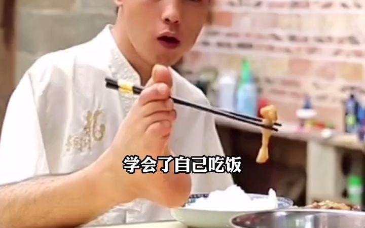 无臂少年坚持努力生活的模样,真的感动了无数人,你会为他点赞吗?