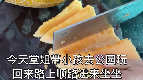 今天约上好姐妹去逛街,试穿一套560,一听价格灰溜溜地跑了