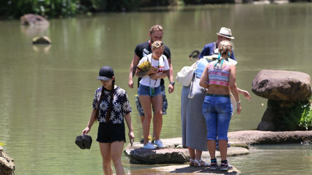 中国小伙去俄罗斯旅游,不料被当地美女围观,还不准他一个人走