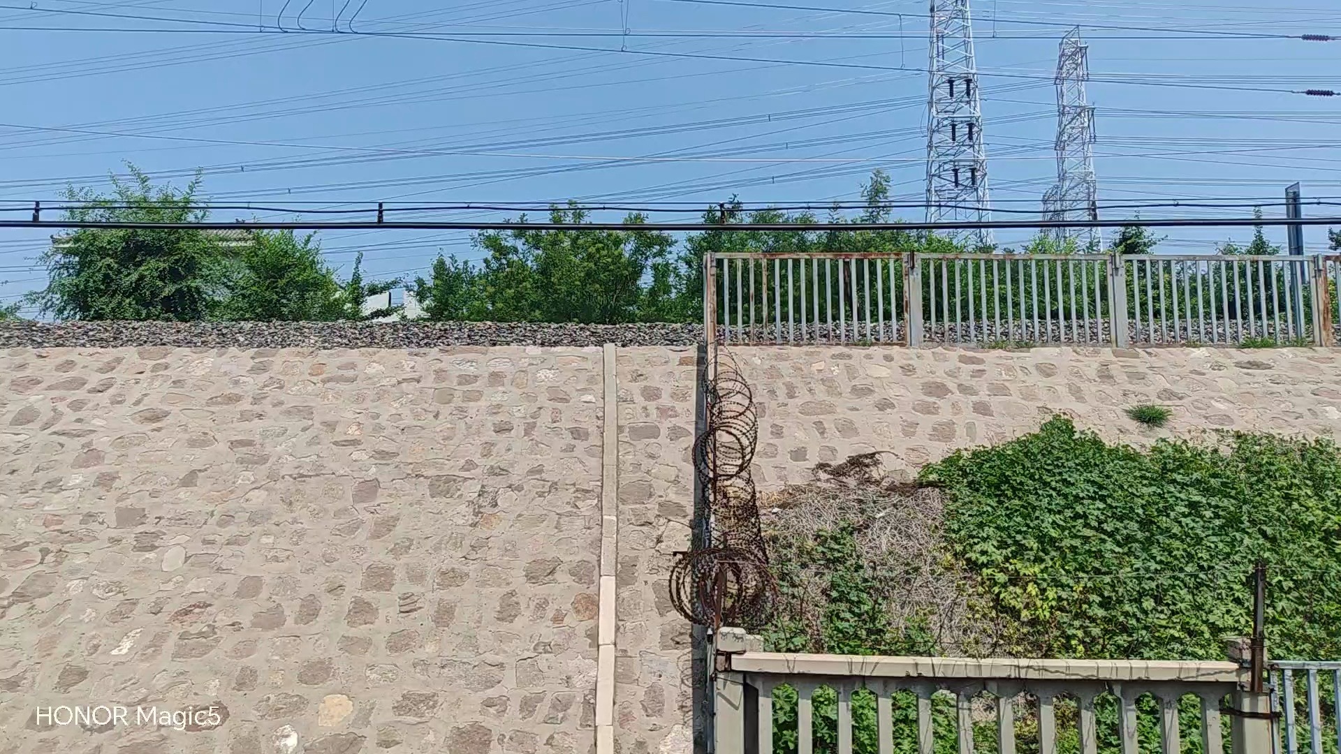 VID_20240703_120008_K581次列车进北京站