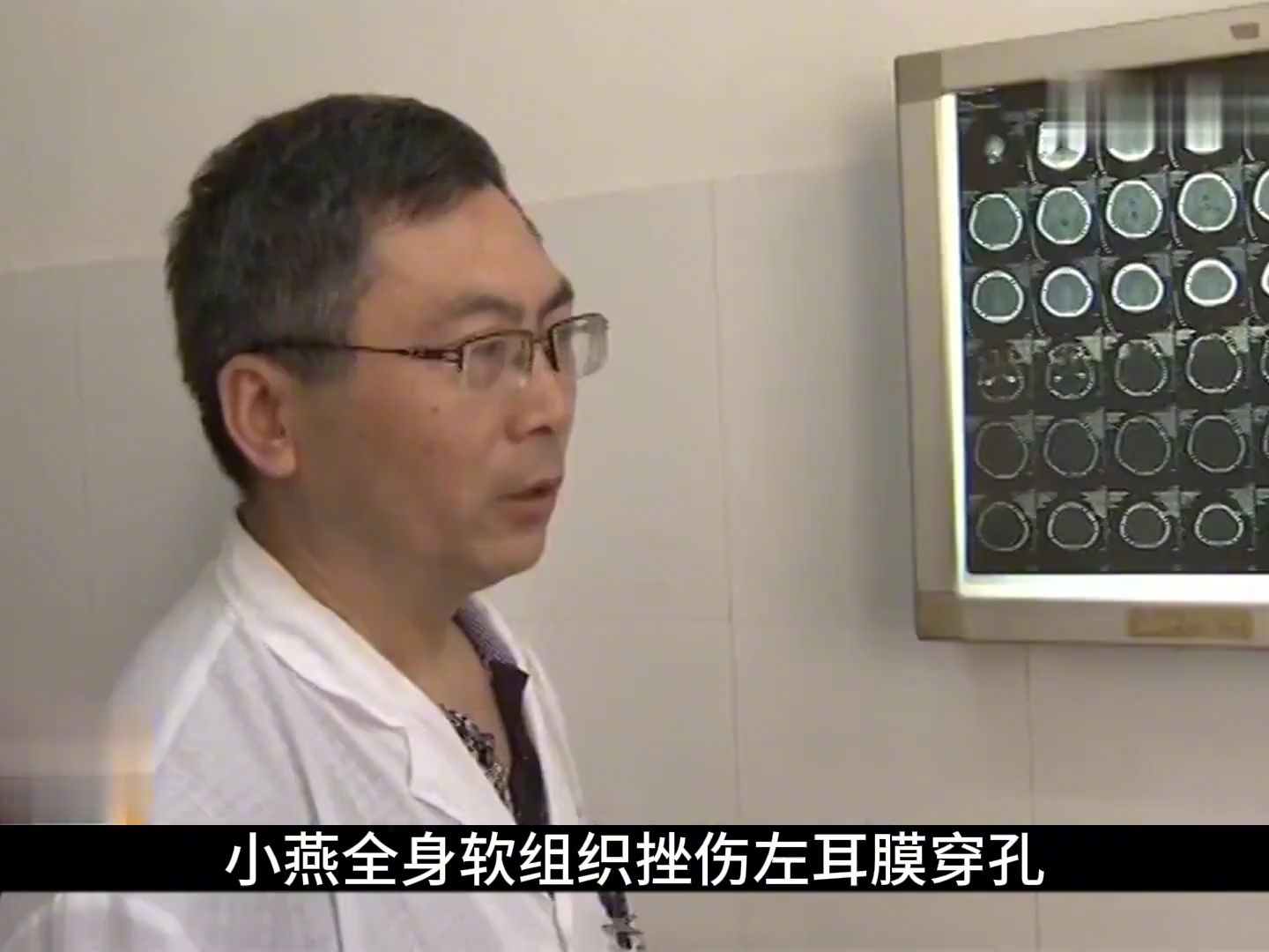九名女生对一名女孩拳打脚踢,甚至轮番上前不断扇其耳光,被打女孩...