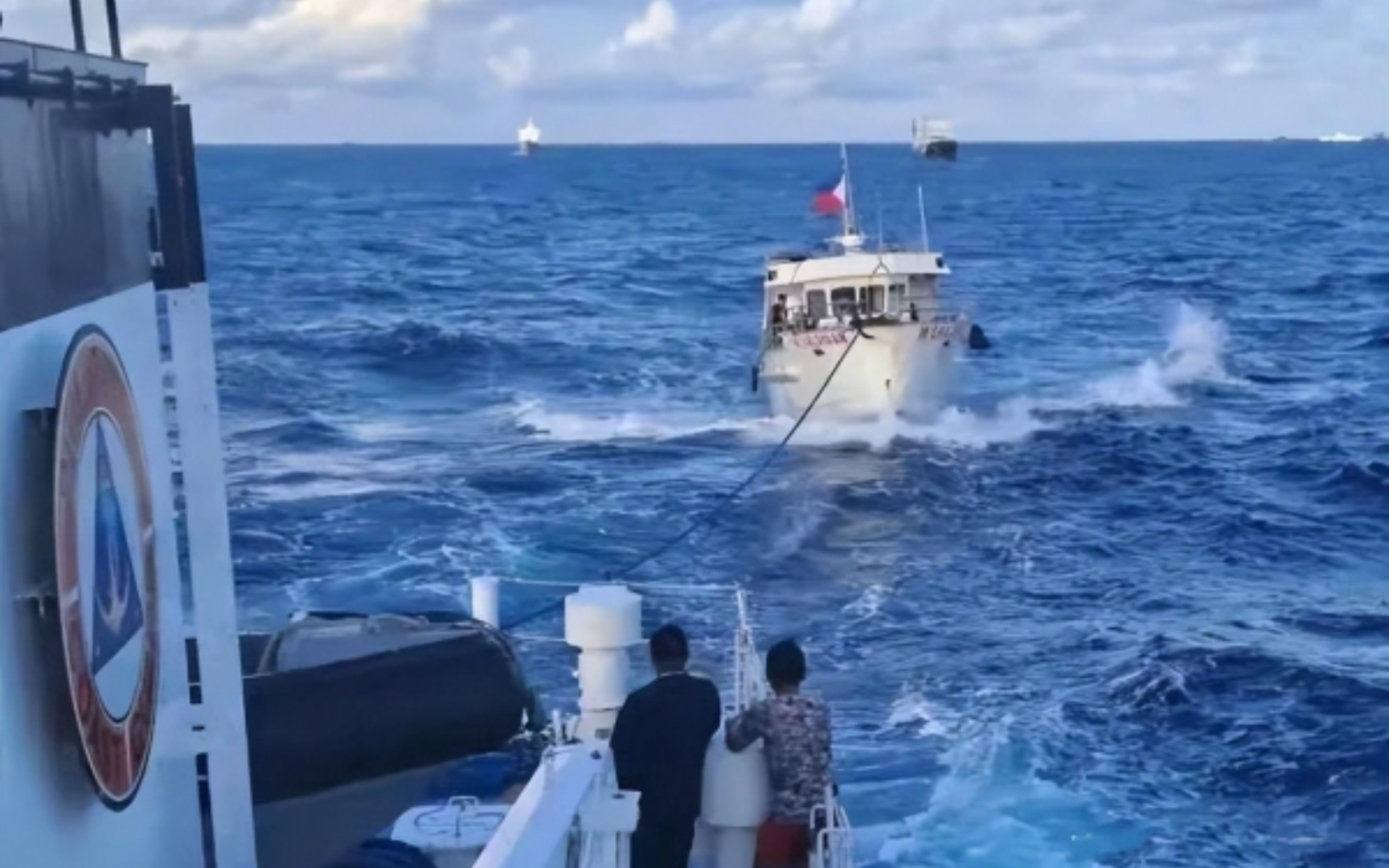 中菲爆发激烈冲突,菲律宾海警船被打坏,中国军舰现场掠阵