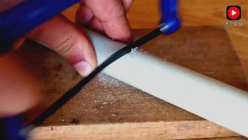 中国小伙一截塑料管做成这个工具,太实用,简直就是建筑工的福音