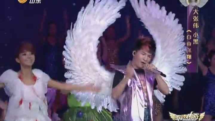 这是模仿凤凰传奇最像的组合,不但场面大,连伴舞都是分量级的