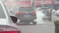 大众这车双排气管的尾气都快成雾霾了,这就是3.0T涡轮增压发动机吗?