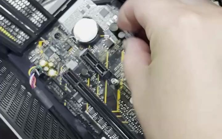 华硕主板M2旋转卡扣怎么拆装更换