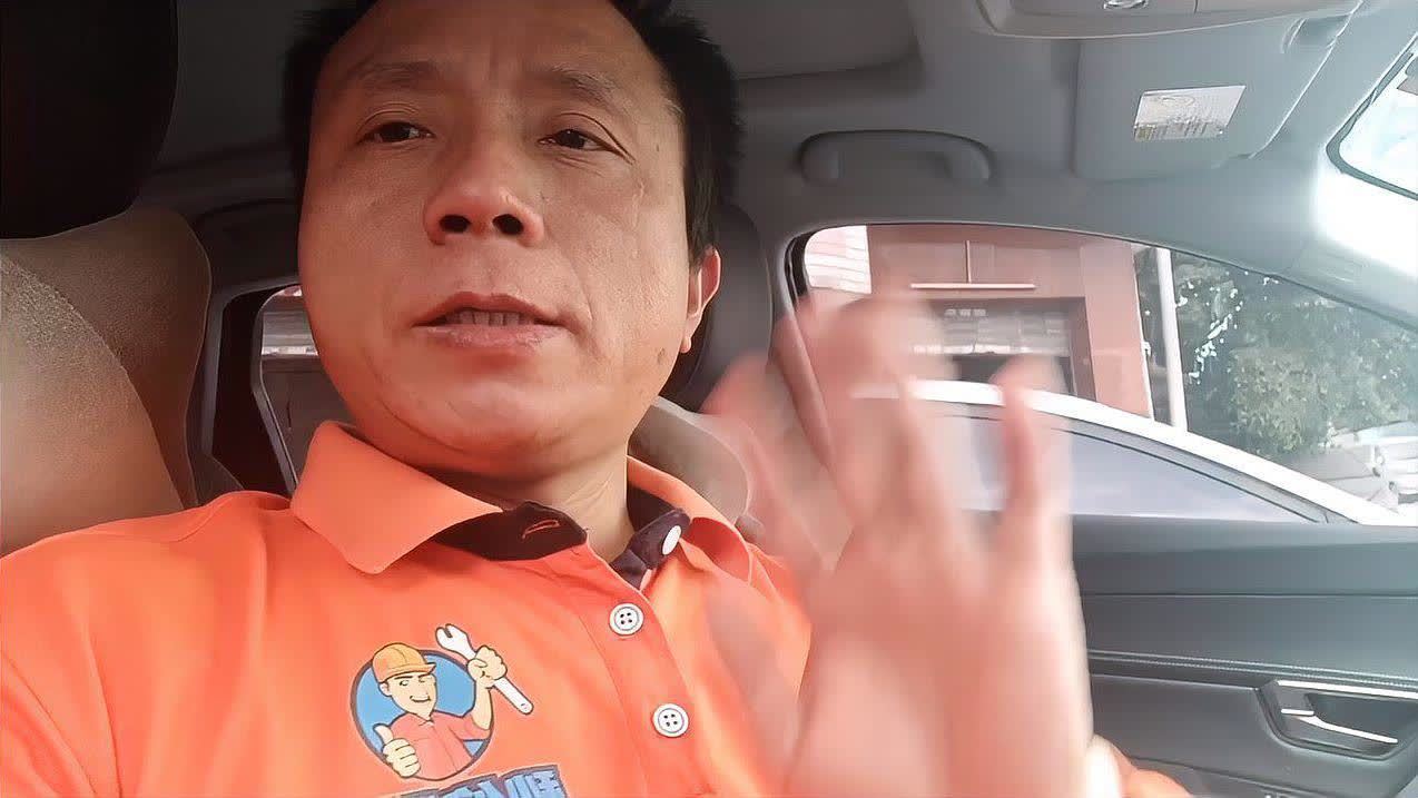 水管在墙壁里漏水,师傅用热像仪扫描到漏点,有仪器检测更精准!