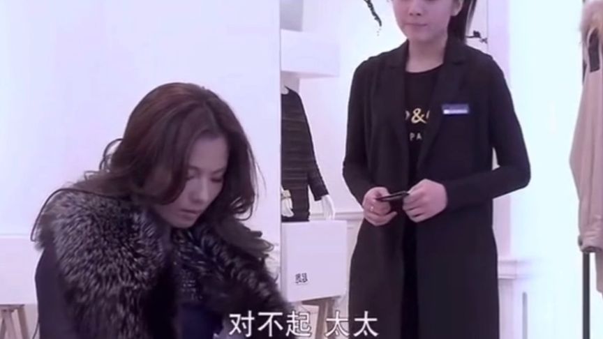 美女买衣服信用卡被冻结,被服务员这样嘲笑,你们遇到吗