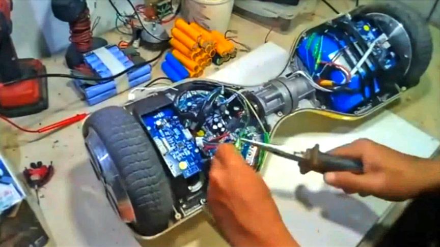 小伙用废旧平衡车,改造一辆便携电动三轮车,试开一下速度还挺快