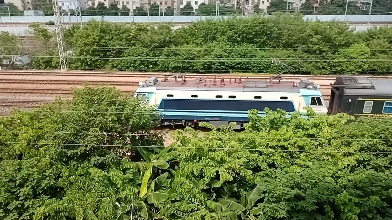 广铁广段SS8牵引T151次列车从广州北通过
