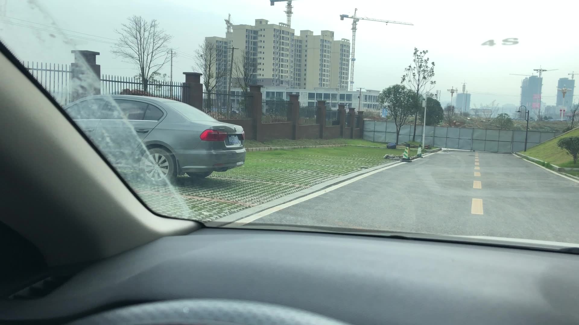 倒车入库技巧,一次停车原来这么简单,后悔没早知道