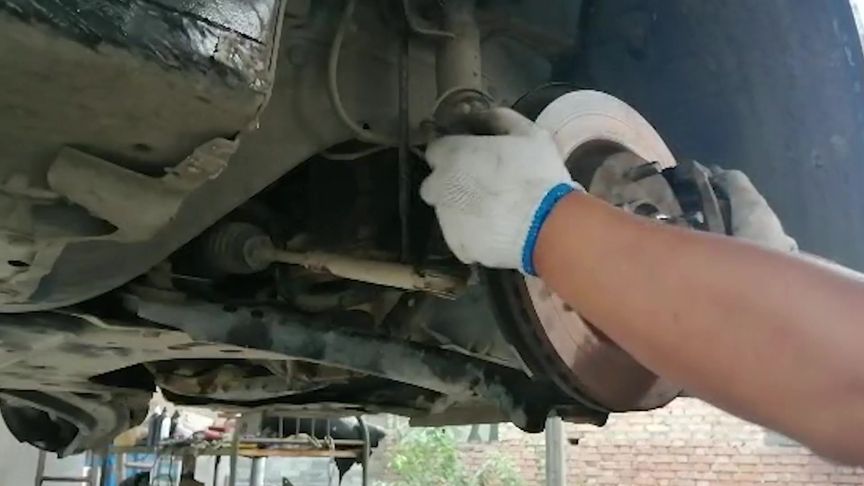 轩逸半轴油封漏油看看更换油封的过程