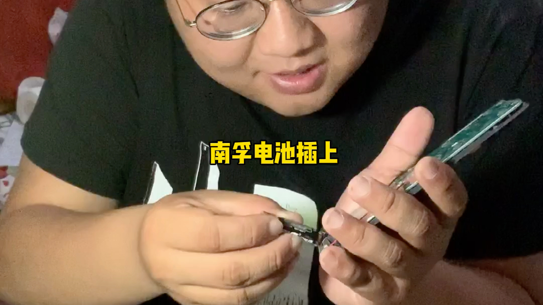 钢子给计算器换电池,可是突然间又把换好的电池卸下来,把旧电池按...