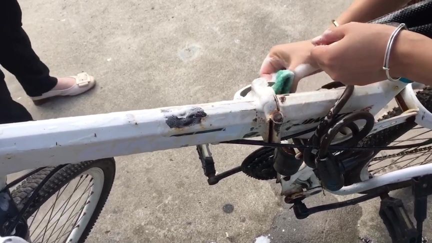 “荒废多年的自行车,让我们来翻新一下吧”