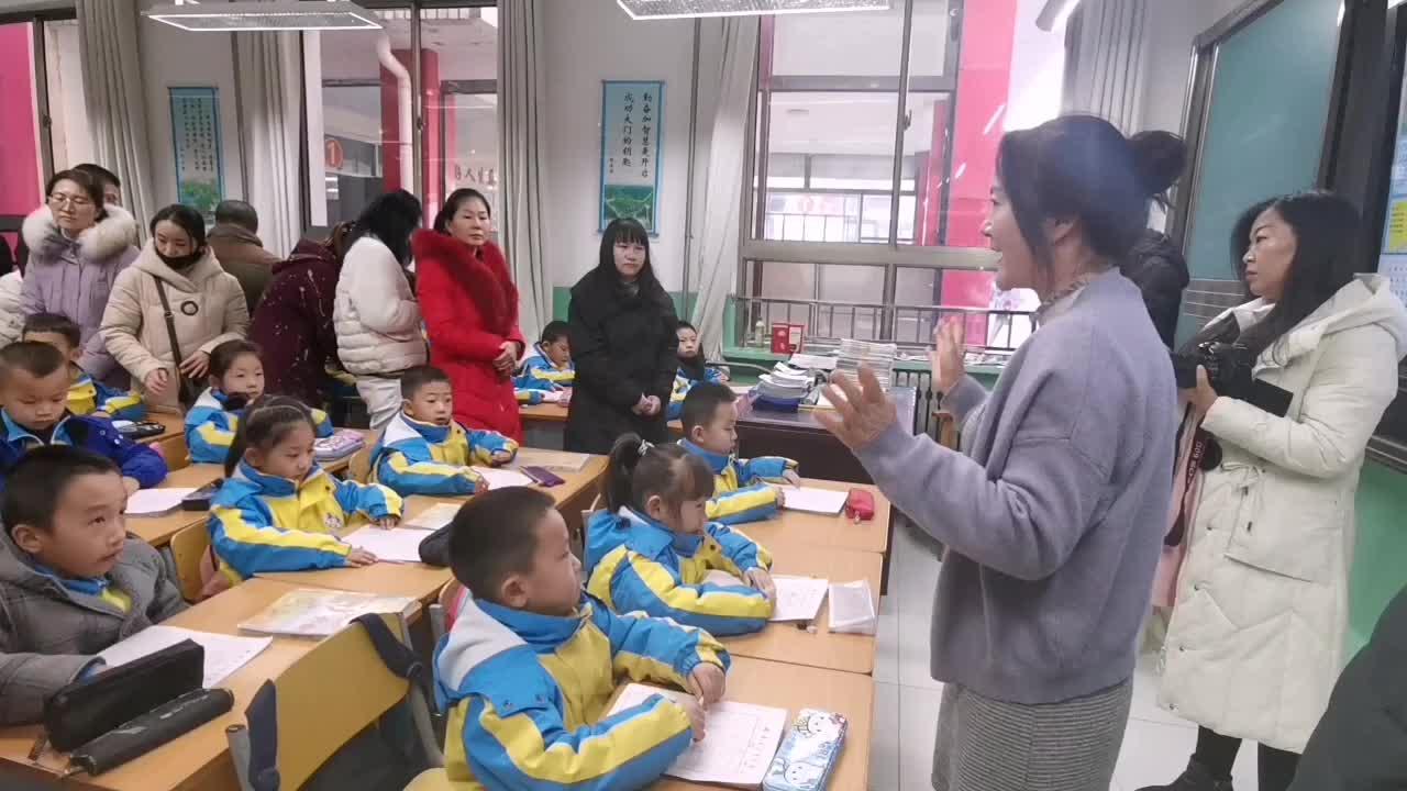 ...走进课堂观摩孩子在校表现,见证孩子的学习成果!师生互动 真心好ߑ...