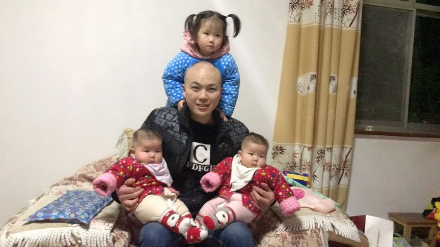 三岁宝宝搞笑模仿,秒学妈妈怀孕走路的样子,萌翻了,就是个戏精