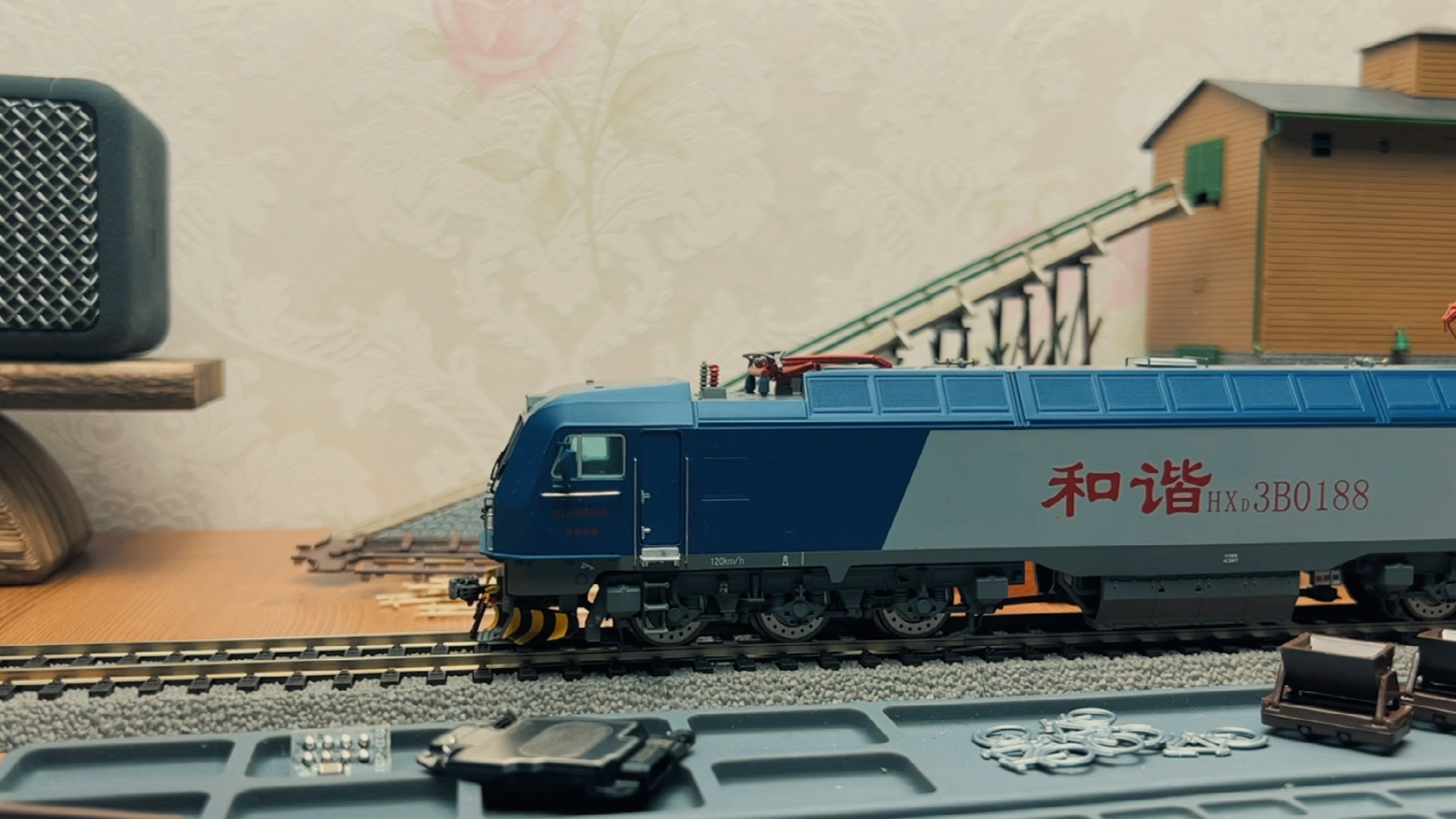 1/87火车模型HXD3B数控音效改装受电弓植入ESU音效芯片