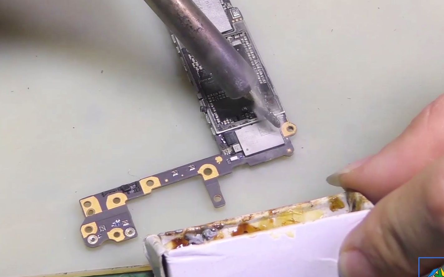 手机主板维修必杀技:教你如何使用熏松香法快速定位短路故障点