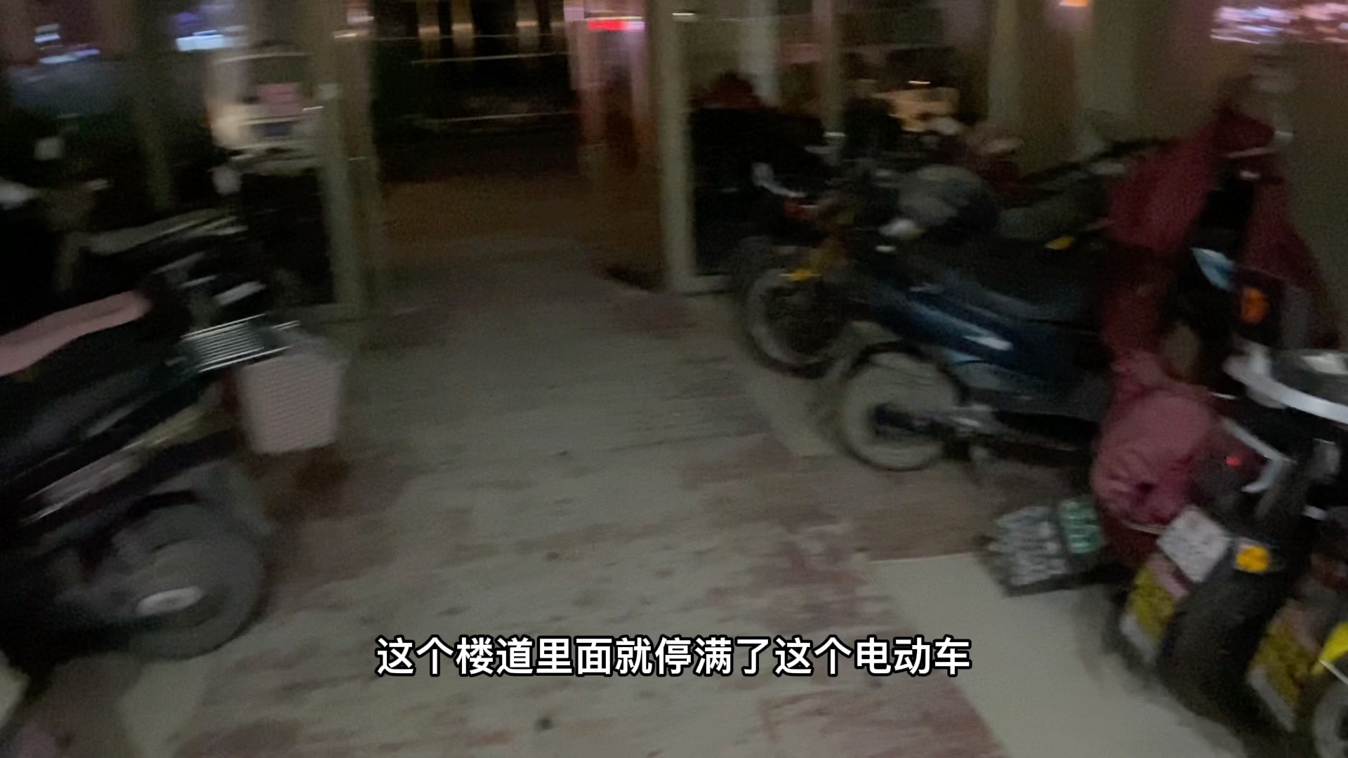 电瓶车骑进小区电梯发生爆炸,你还敢把车骑回家吗?