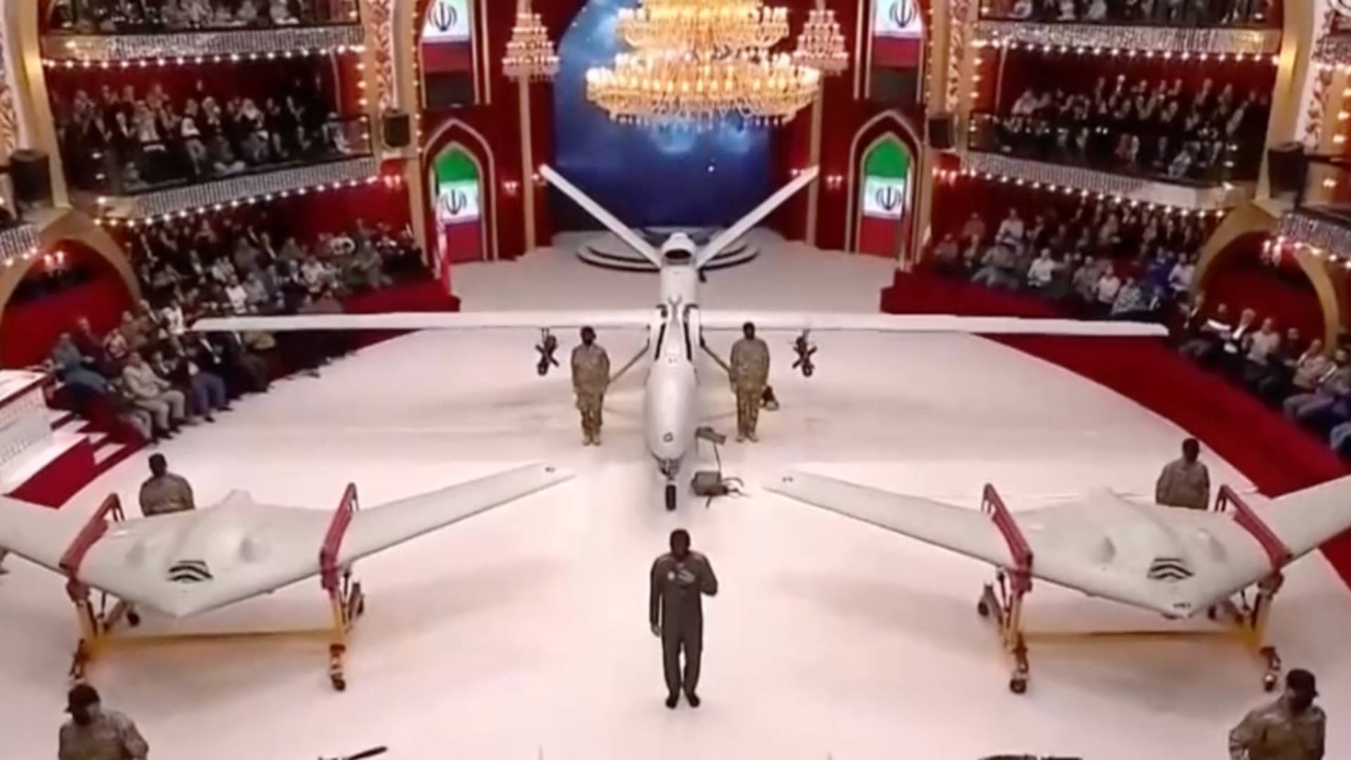 伊朗电视台现场展示自产无人机,明星产品"目击者-129"亮相,伊空军...