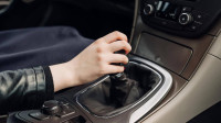 自动挡还在傻傻用D挡一直开?老司机:换一换这两个档,油耗能少一半
